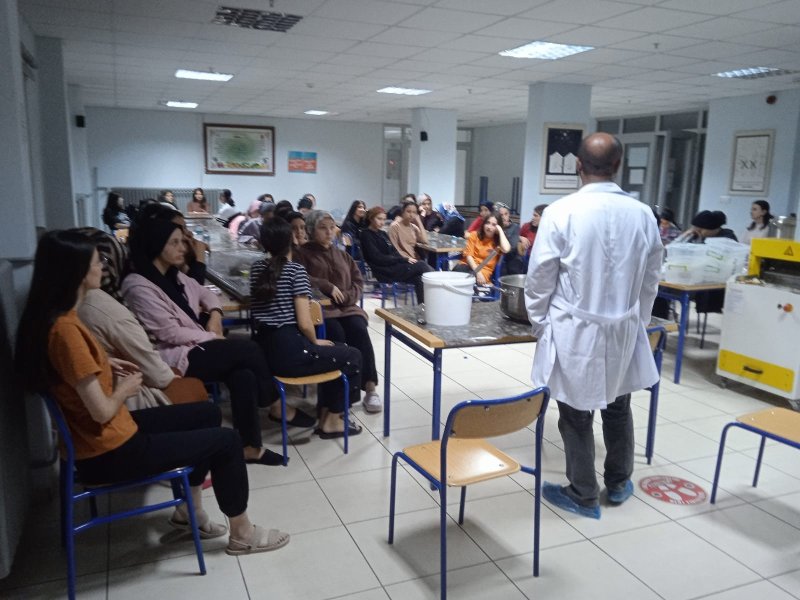 Lise öğrencilerine peynir yapımı uygulamalı anlatıldı Lise öğrencilerine peynir yapımı uygulamalı anlatıldı